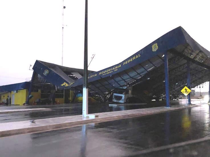 Cobertura da base da PRF não suporta chuva e vento forte e desaba em ...