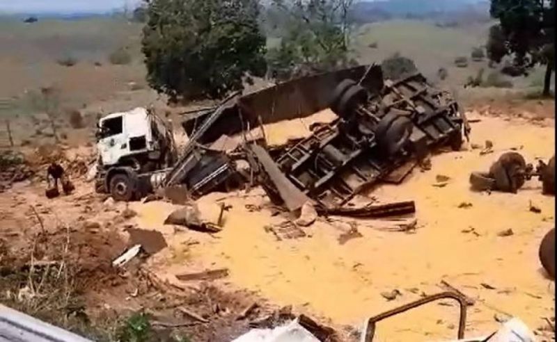 Carreta carregada de soja fica destruída após tombar na 'Curva da ...