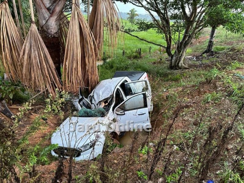 Família em caminhonete sofre acidente na RO-464 entre Jaru e Theobroma - 190 Online